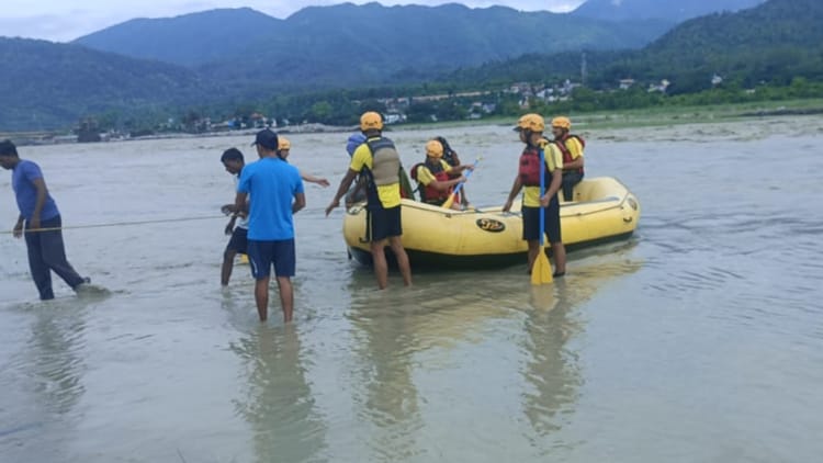 Water Level Rising 11 Labourers Stranded In Vikasnagar Sdrf Rescue Dehradun News In Hindi - Amar ...