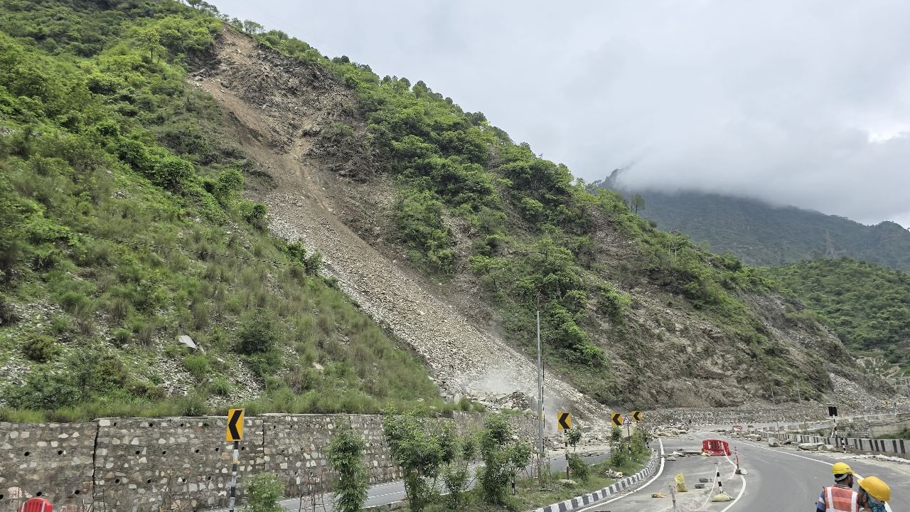 Boulders Suddenly Fell From The Hill Near Diod On Mandi-kullu Road ...