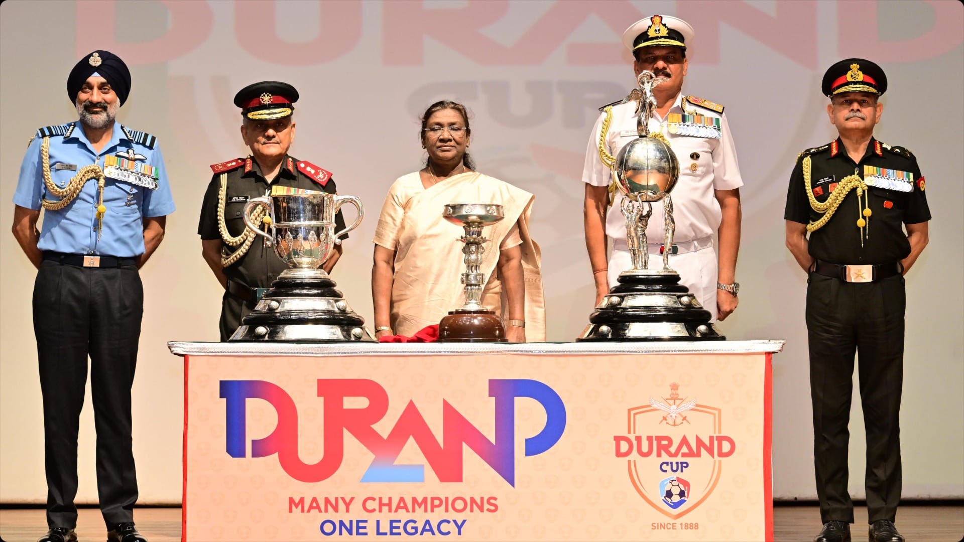 Durand Cup:134वें डूरंड कप की ट्रॉफी का राष्ट्रपति ने किया अनावरण, बोलीं- फुटबॉल एक खेल नहीं ...