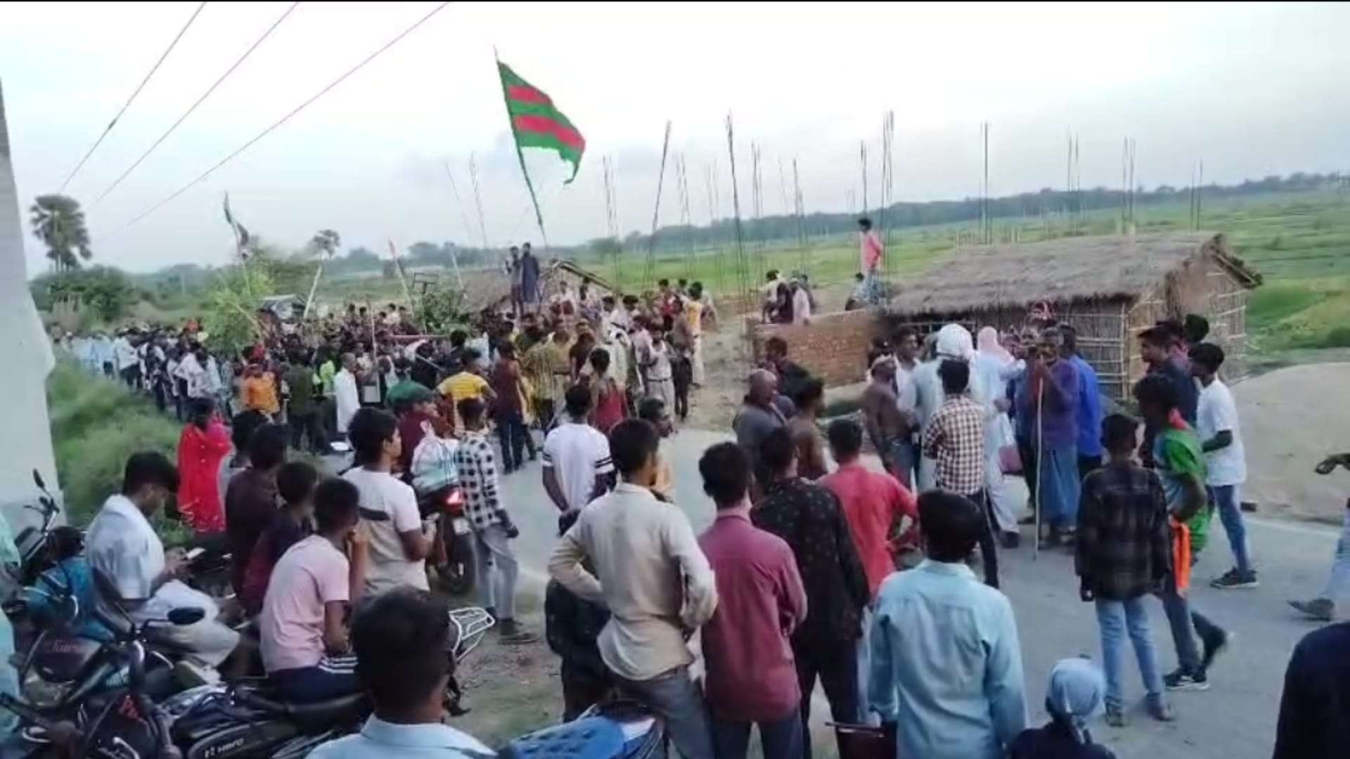 Bihar :मोहर्रम जुलूस के दौरान हाईटेंशन तार की चपेट में आया ताजिया, करंट ...