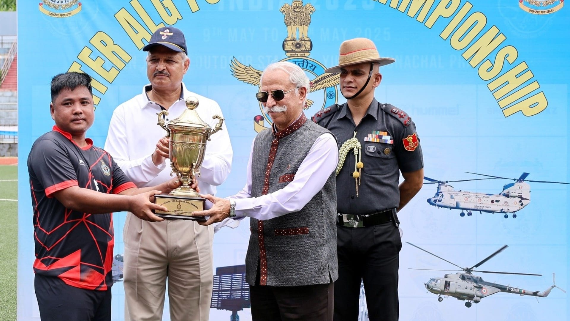 Football:इंटर-एएलजी फुटबॉल टूर्नामेंट की विजेता टीम को राज्यपाल ने किया ...