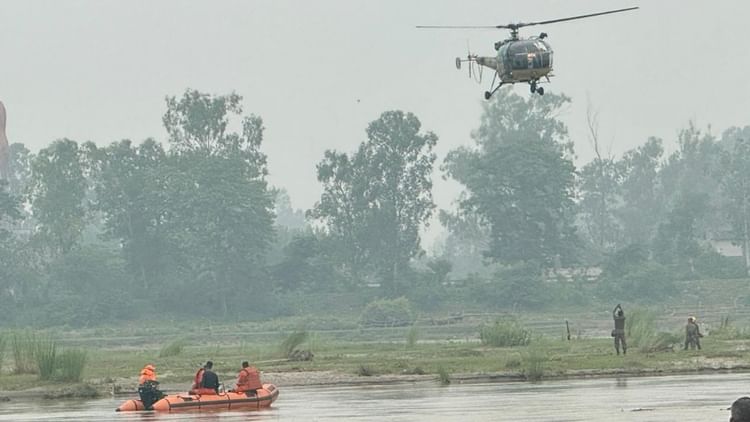 जालंधर में बाढ़:पानी में फंसी कई जिंदगियां, सेना का हेलीकॉप्टर ...