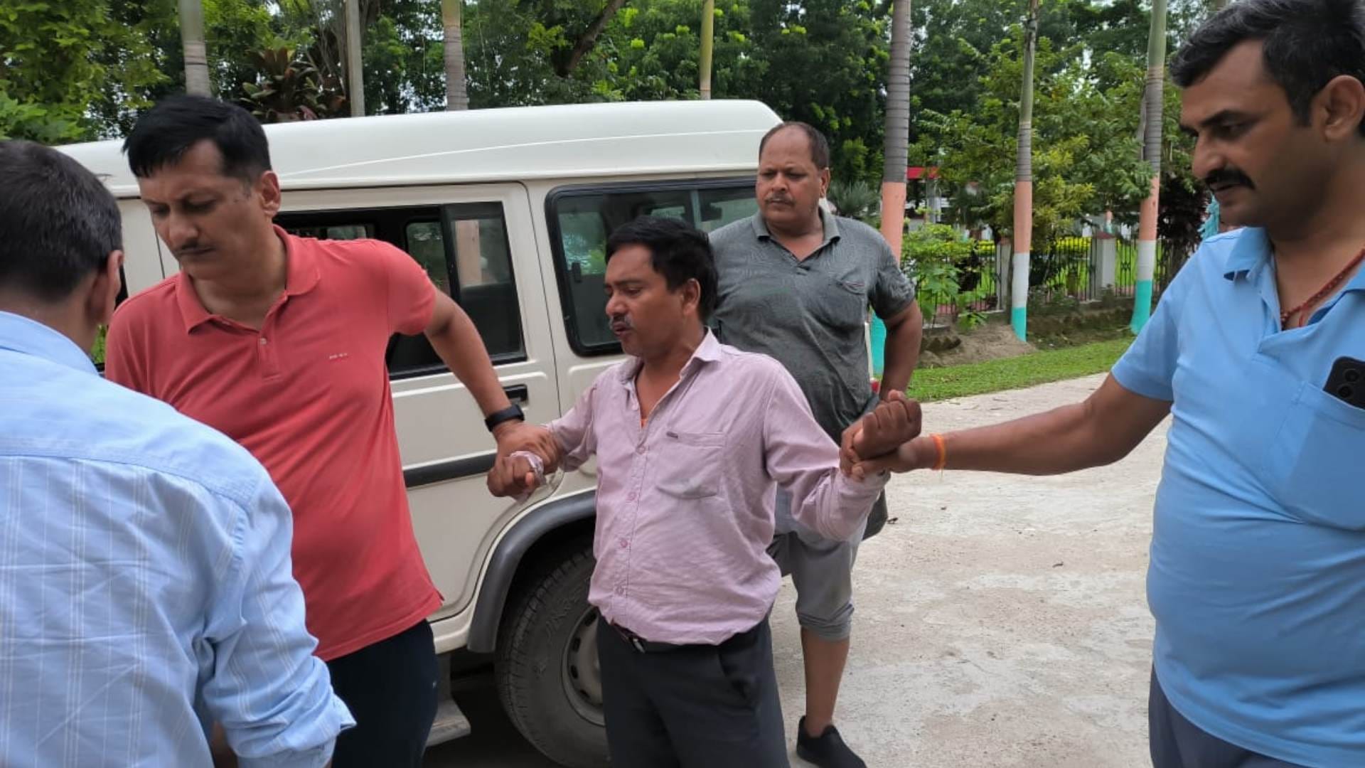 Bihar News :निगरानी की टीम ने अमीन को रिश्वत लेते किया गिरफ्तार, एक लाख रुपये की थी मांग - Bihar ...