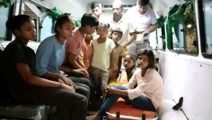 Firozabad:चुर्री-पापड़ खाने से 24 फूड प्वाइजनिंग का शिकार...9 बच्चे ...