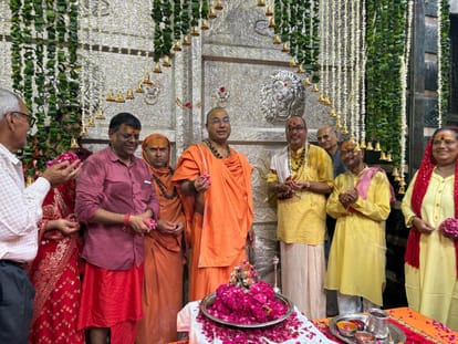 Agra:मन:कामेश्वर मंदिर में लगा 100 किलो चांदी का द्वार, सुरक्षा के लिए ...