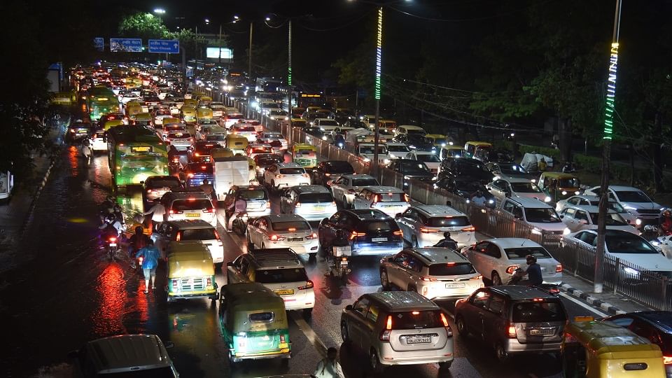 Delhi Traffic Jam:बारिश से दिल्ली में 200 जगहों पर जाम, सड़कें पानी से ...