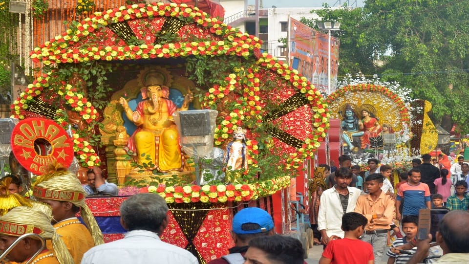 Sawan 1st Somwar 2025:भगवान शिव के जलाभिषेक को उमड़े भक्त, राजेश्वर ...