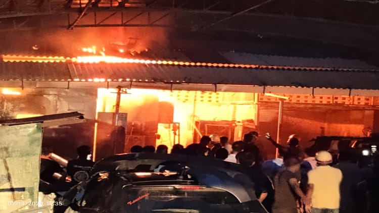 Bareilly News:बरेली जंक्शन के पास कार शोरूम के पेंट हाउस में भड़की आग ...