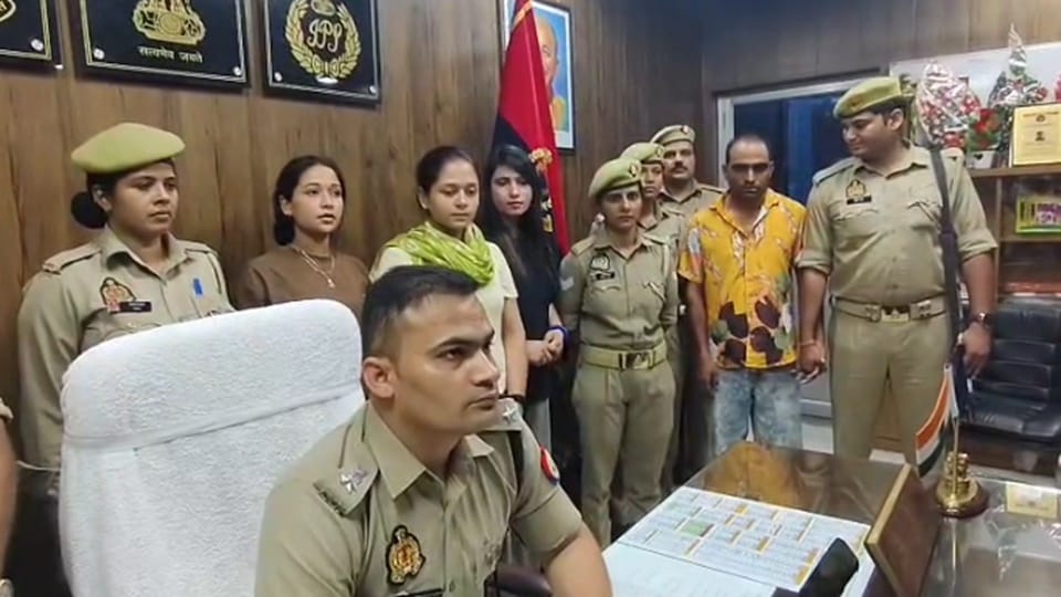 Up:अश्लील इशारे और गंदी गालियां, फूहड़ कंटेंट... चार लाख फालोवर्स, 25 ...