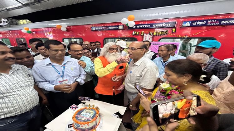 Prayagraj Express: The Prayagraj Express Left For New Delhi Decorated On Its 41st Anniversary ...