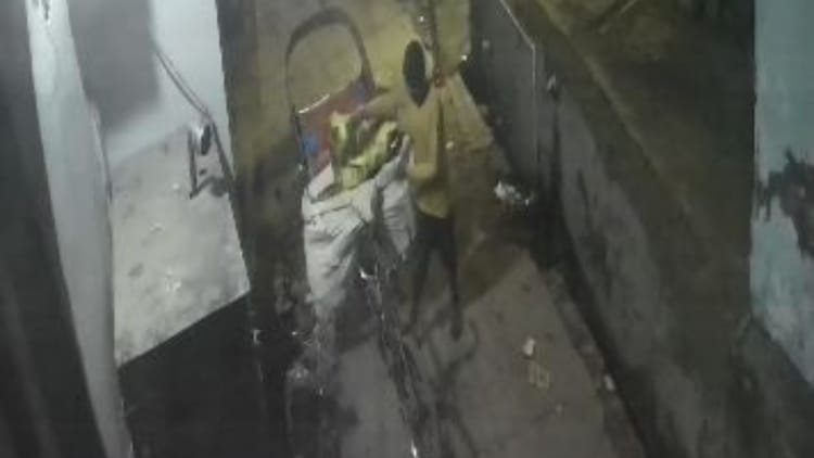 Bareilly News:मंदिर से राधाकृष्ण की बेशकीमती मूर्ति चोरी, सीसीटीवी ...