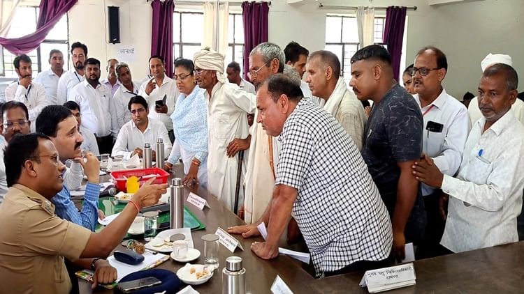 Sampurn Samadhan Divas In Saadabad Tehsil - Hathras News - Hathras:पति ...