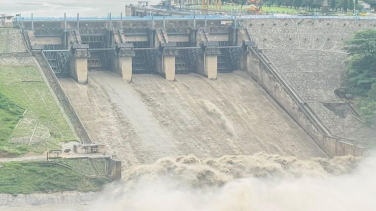 Mandi:पंडोह डैम में जलस्तर बढ़ा, पांच गेटों से 42,000 क्यूसेक पानी ...