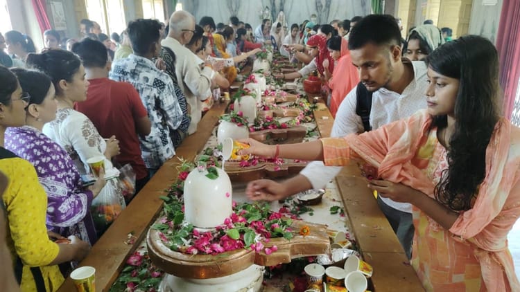 Prayagraj News :सावन के दूसरे सोमवार पर भोले के दरबार में उमड़ी भीड़ ...