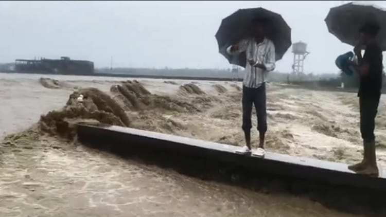 नदियां उफान पर:शाकंभरी देवी के दर्शन को रुके श्रद्धालु, कई गांवों का ...