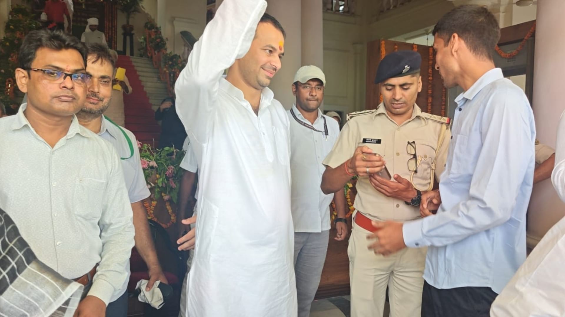 Bihar News : Rjd Party Tej Pratap Yadav Returned From Outside Of Vidhan Sabha Election ...