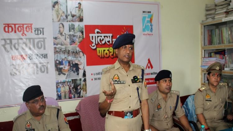 पुलिस की पाठशाला:हाथरस एसपी ने छात्राओं को पढ़ाया कानून का पाठ, बोले ...