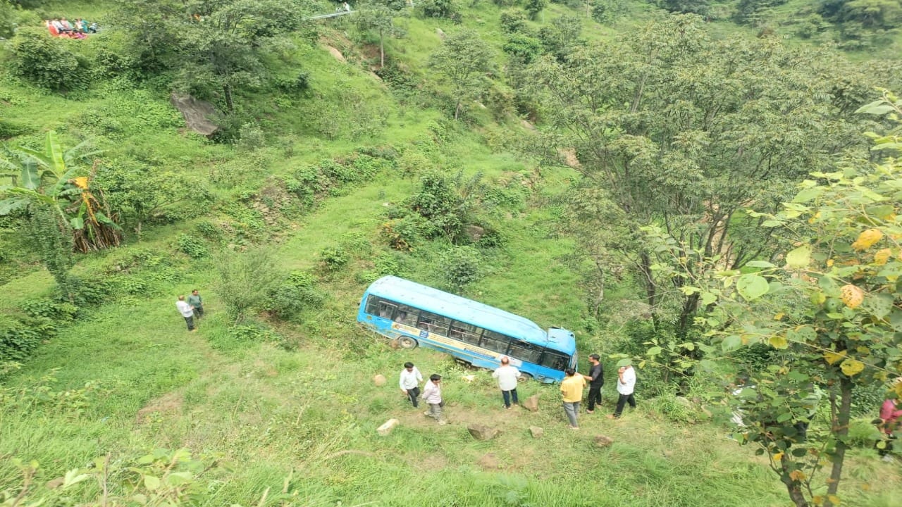 Himachal:बाइक सवार को बचाते सड़क से खेतों में जा गिरी बस, 8 की मौत और ...