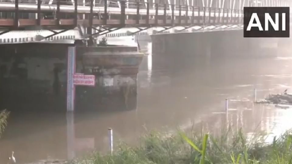 Yamuna Flood:यमुना खतरे के निशान से ऊपर, दिल्ली में बाढ़ की आशंका; किनारे रहने वालों को सतर्क ...