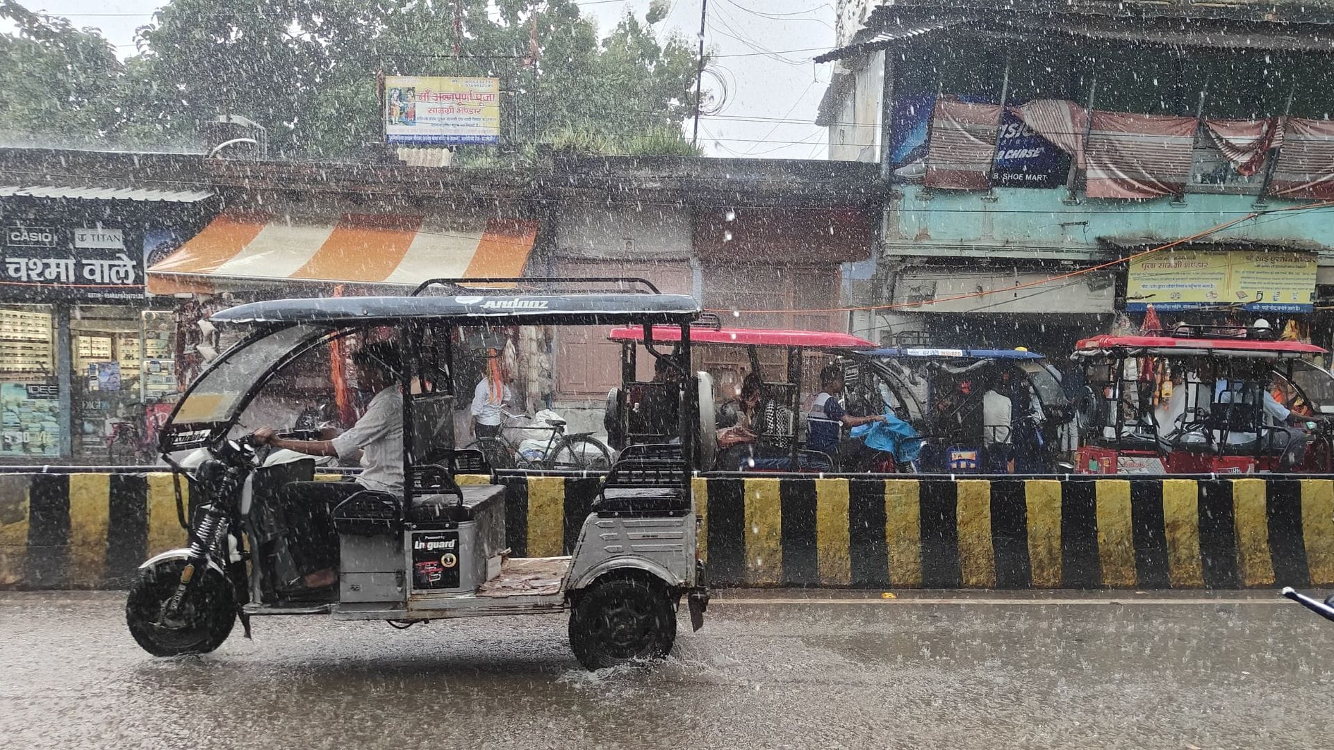 Varanasi Rain:झमाझम बारिश से बनारस का पांच डिग्री गिरा तापमान, 40 किमी ...