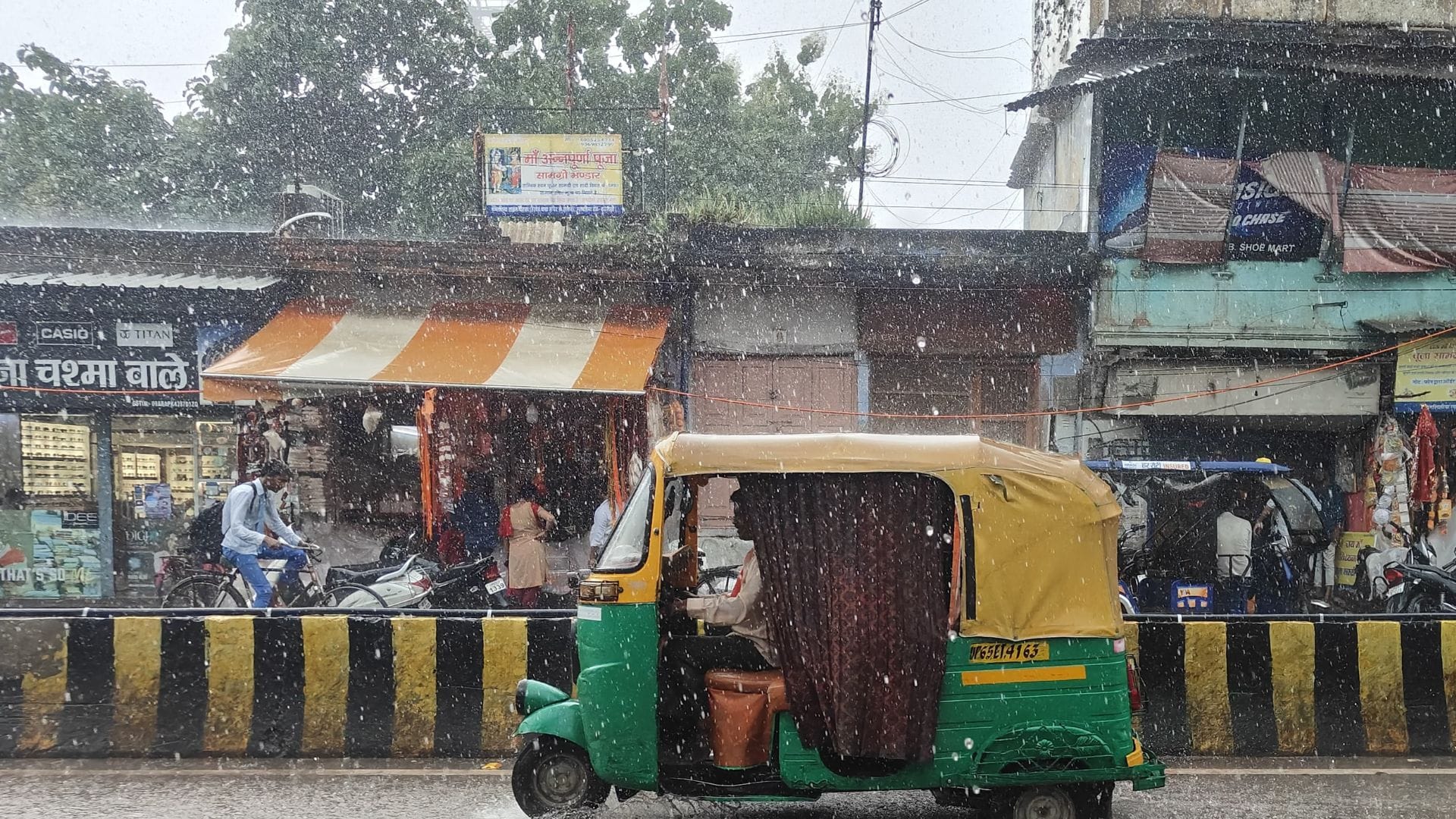 Varanasi Weather:वाराणसी में मौसम ने ली करवट, कहीं हल्की बारिश, कहीं ...