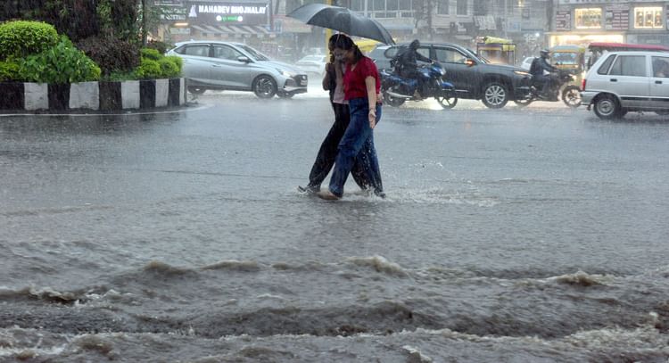 Mp Weather:mp आज होगी भारी बारिश, 5 जिलों में रेड, 21 में ऑरेंज और 14 में यलो अलर्ट, 8 इंच गिर ...
