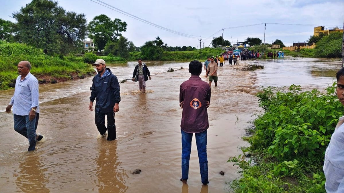Weather:रतलाम में झमाझम बारिश से जनजीवन अस्त-व्यस्त, पुलिया में बहा ...