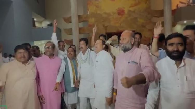 Mp Monsoon Session Live:जनप्रतिनिधियों पर केस दर्ज होने के मुद्दे पर कांग्रेस का सदन से वॉकआउट ...