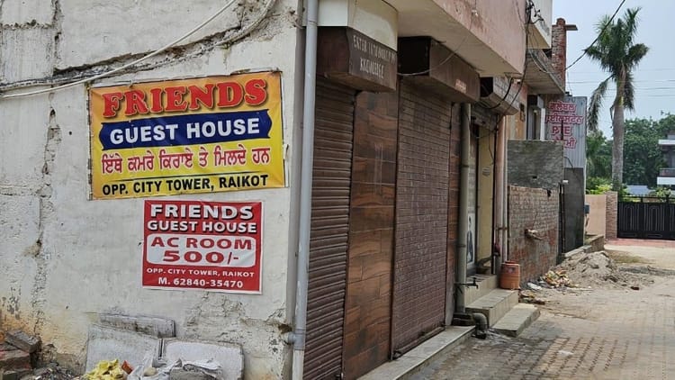 गेस्ट हाउस की तीसरी मंजिल से गिरी महिला:पुरुष मित्र के साथ आई थी, डेढ़ ...