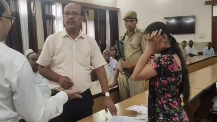 Muzaffarangar:dm की चौखट पर रोती हुई पहुंची मासूम, मोतियाबिंद से जूझ ...