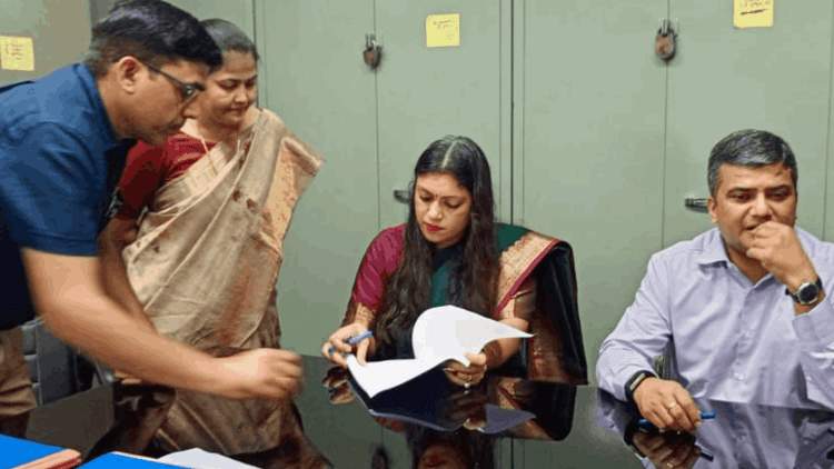 Gautam Buddha Nagar New Dm Medha Rupam Has Taken Charge - Amar Ujala ...