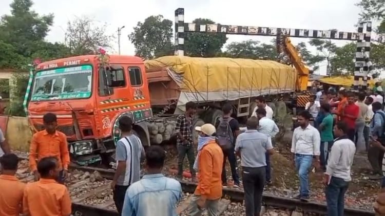 Truck Stuck At Railway Crossing Near Malgaon Three Trains Stopped For ...