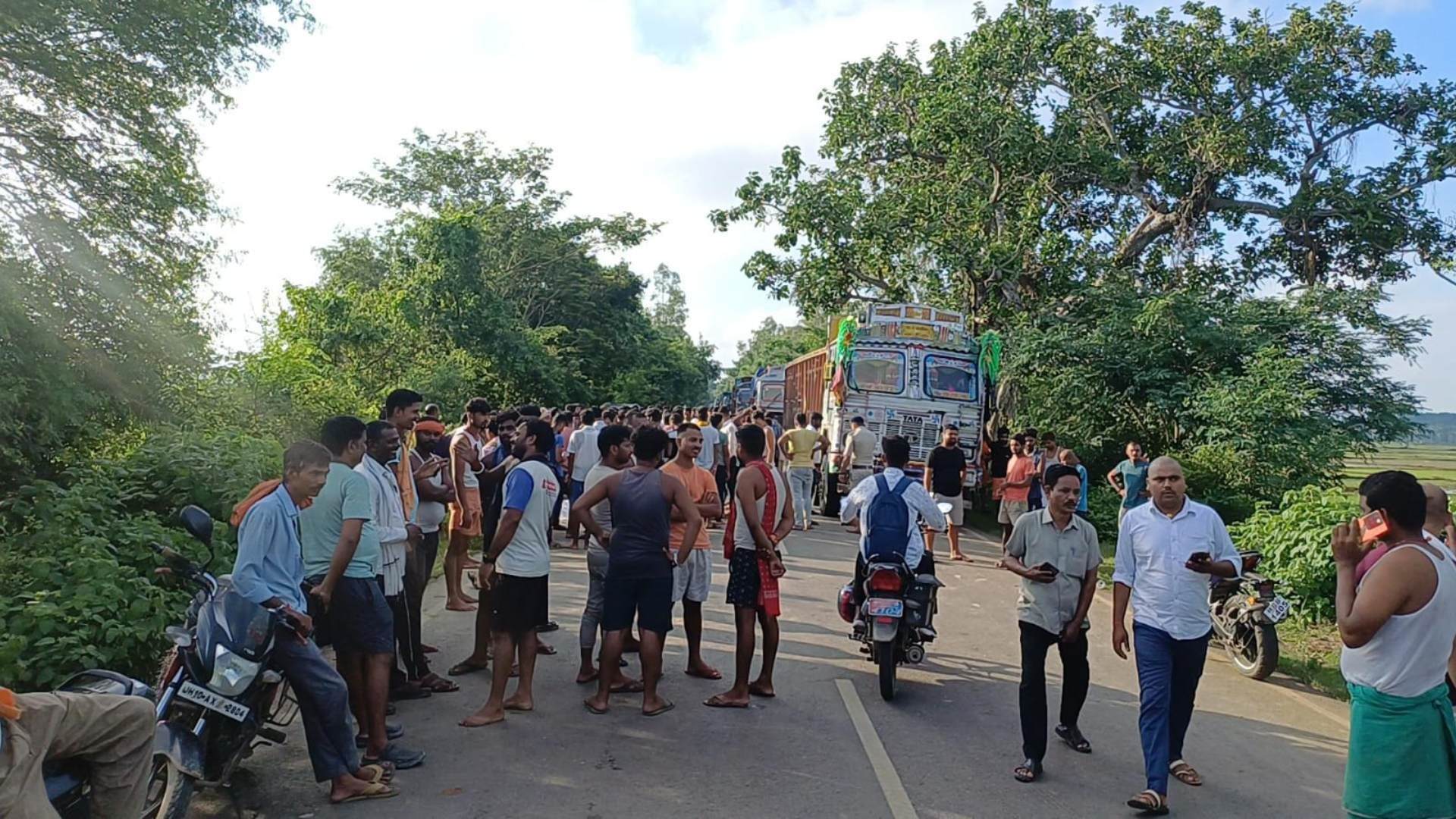 Bihar News :बिहार में भीषण सड़क हादसा, इंजीनियरिंग कॉलेज के तीन छात्रों ...