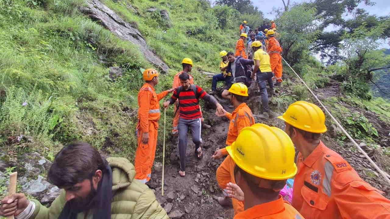 Kedarnath Yatra 2025: फंसे 800 श्रद्धालुओं को एनडीआरएफ- एसडीआरएफ ने निकाला, दो सौ यात्री दर्शन ...