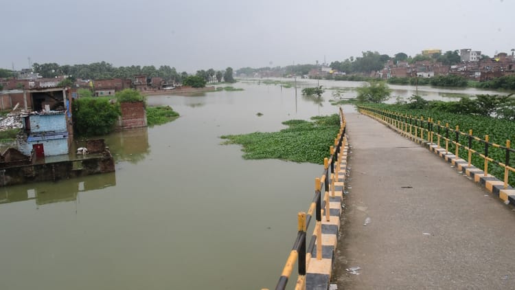 Flood Alert:वाराणसी में वरुणा नदी का जलस्तर घटा, कई इलाकों में नहीं ...