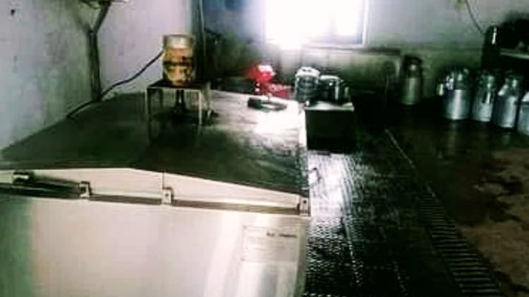 Up:मशीन के पुर्जे खराब, मात्र सवा सौ लीटर दूध दे रही डेयरी, पहुंचे सपा ...
