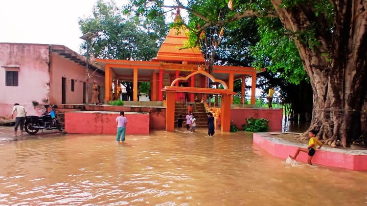 Flood Alert:रात में सोए, भोर में डूब गया बिस्तर, शुरू हुआ पलायन; भदोही ...
