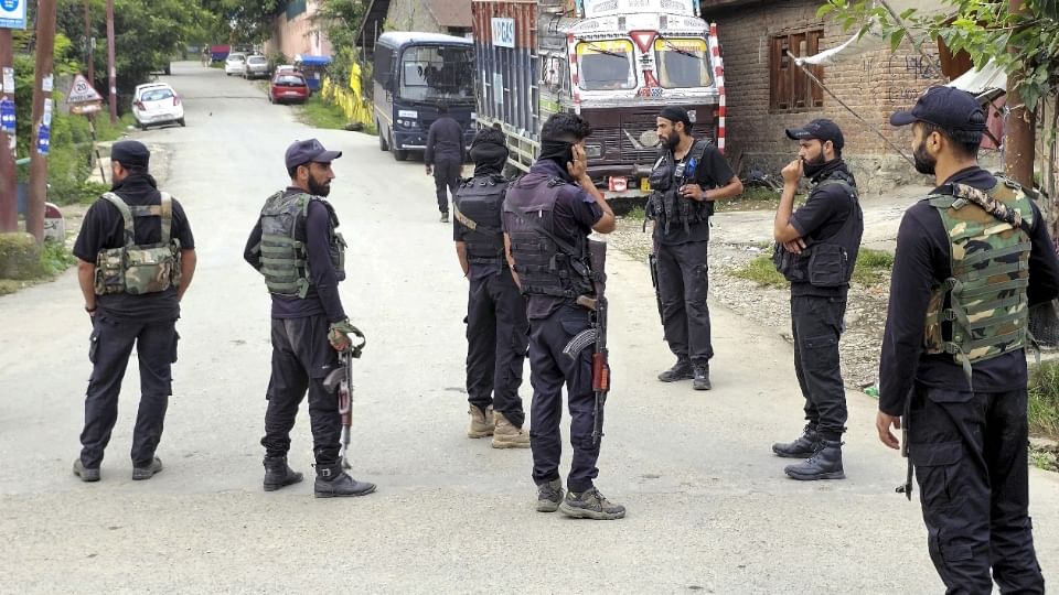 Kulgam Encounter:कुलगाम में तीसरे दिन भी एनकाउंटर जारी... अब तक तीन ...