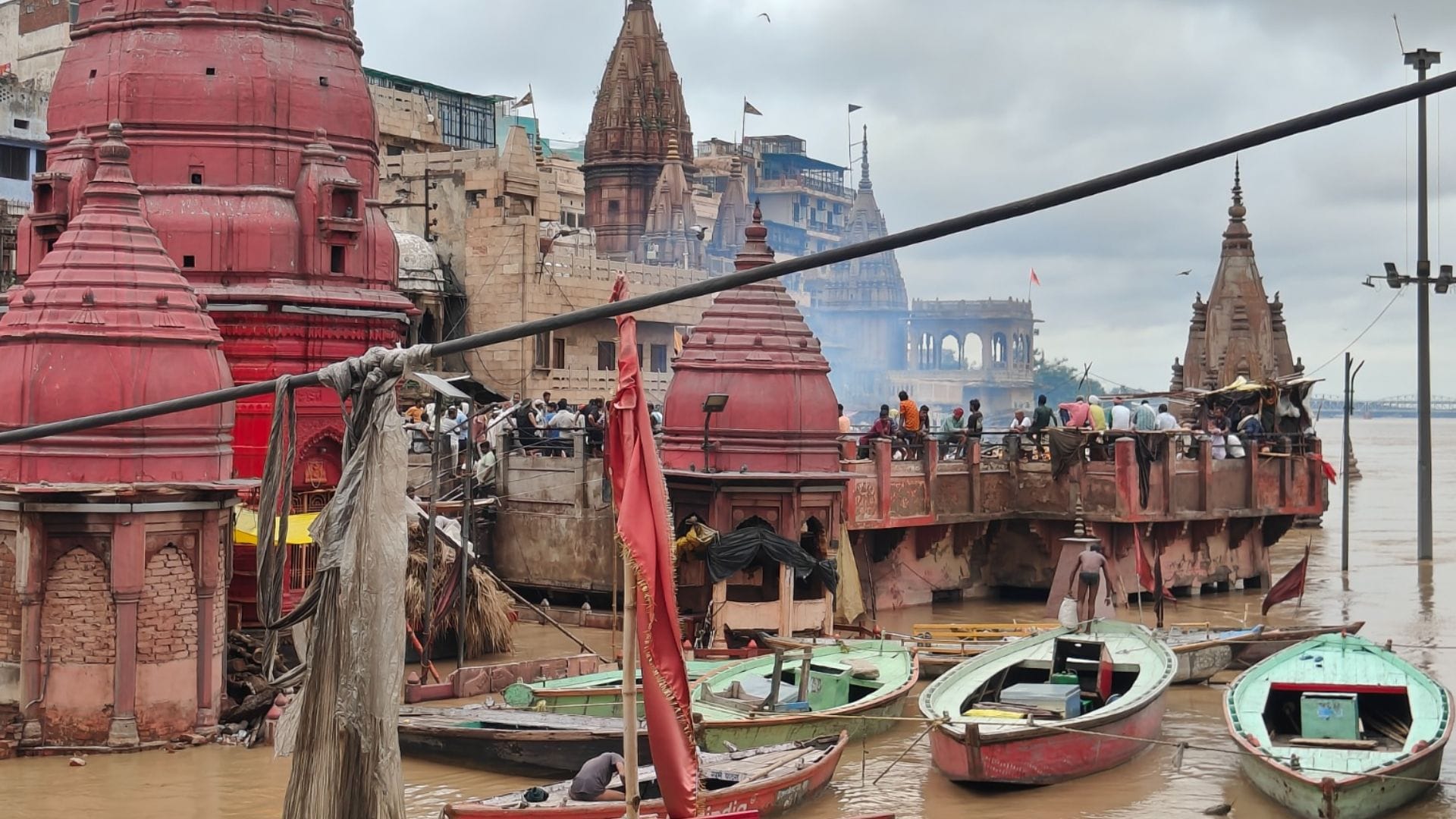 Flood In Varanasi:इस सीजन में तीसरी बार चेतावनी बिंदु पार कर गईं गंगा ...