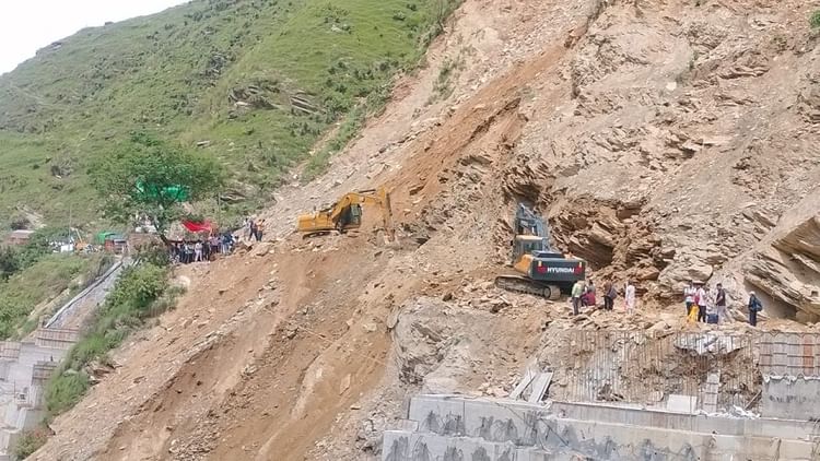 क्वारब में एनएच का एक हिस्सा टूटा:आवाजाही ठप, 45 किमी फेरा लगाकर वाया ...