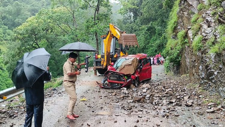 Rishikesh News:नीलकंठ मार्ग पर पहाड़ी से कार के ऊपर गिरा भारी पत्थर, बाल-बाल बचे यात्री, यातायात ...