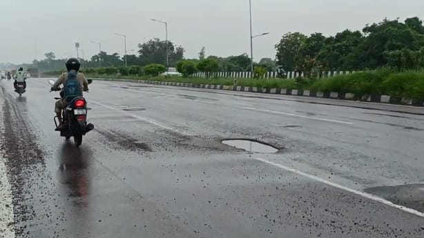 Kanpur:नवोदय नगर ओवरब्रिज पर जानलेवा गड्ढे, एनएचएआई की लापरवाही से बढ़ा ...