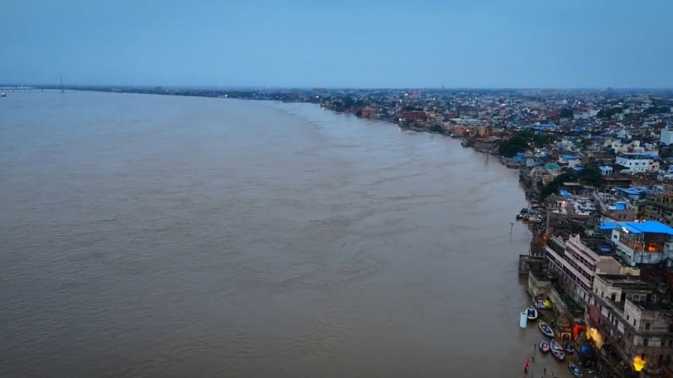 Up Flood:काशी में डूबे मंदिर... बाढ़ का पानी चढ़ने से राजघाट-नमो घाट ...