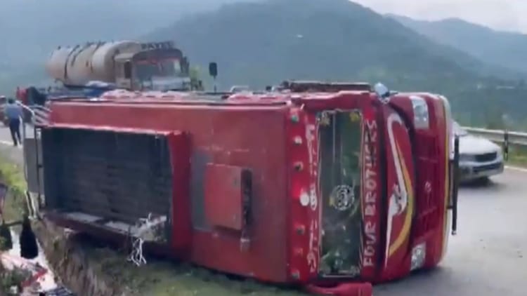 Udhampur Road Accident:उधमपुर बस हादसे में एक की मौत, नौ घायल, Nh-44 पर ...