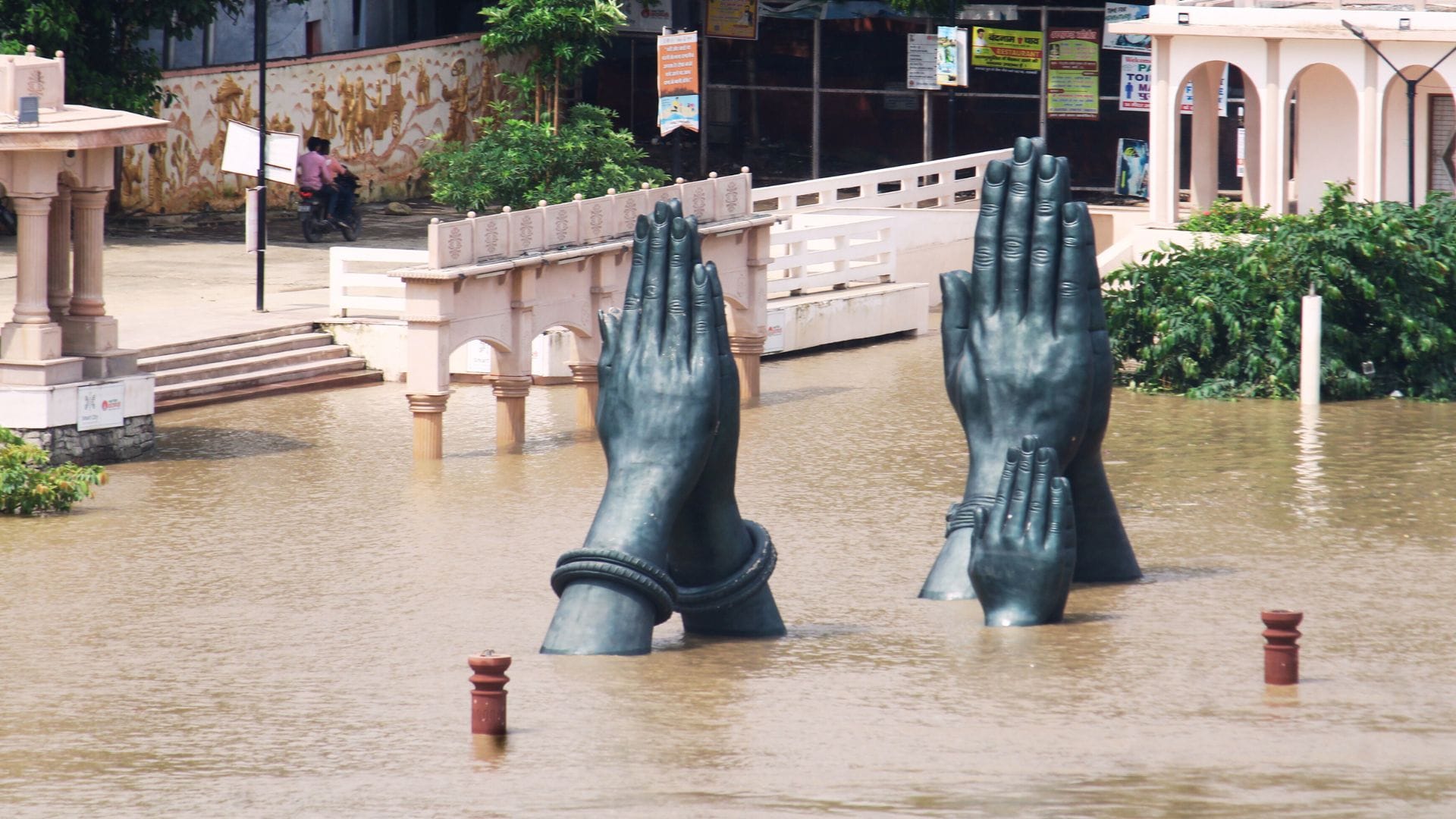Flood In Up:खतरे के निशान से दो सेंटीमीटर नीचे आया गंगा का जलस्तर ...