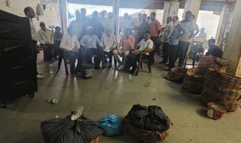 खोआ मंडी में छापा:fsda टीम को देख भागे विक्रेता, डलिया भी पड़ी छोड़ गए ...