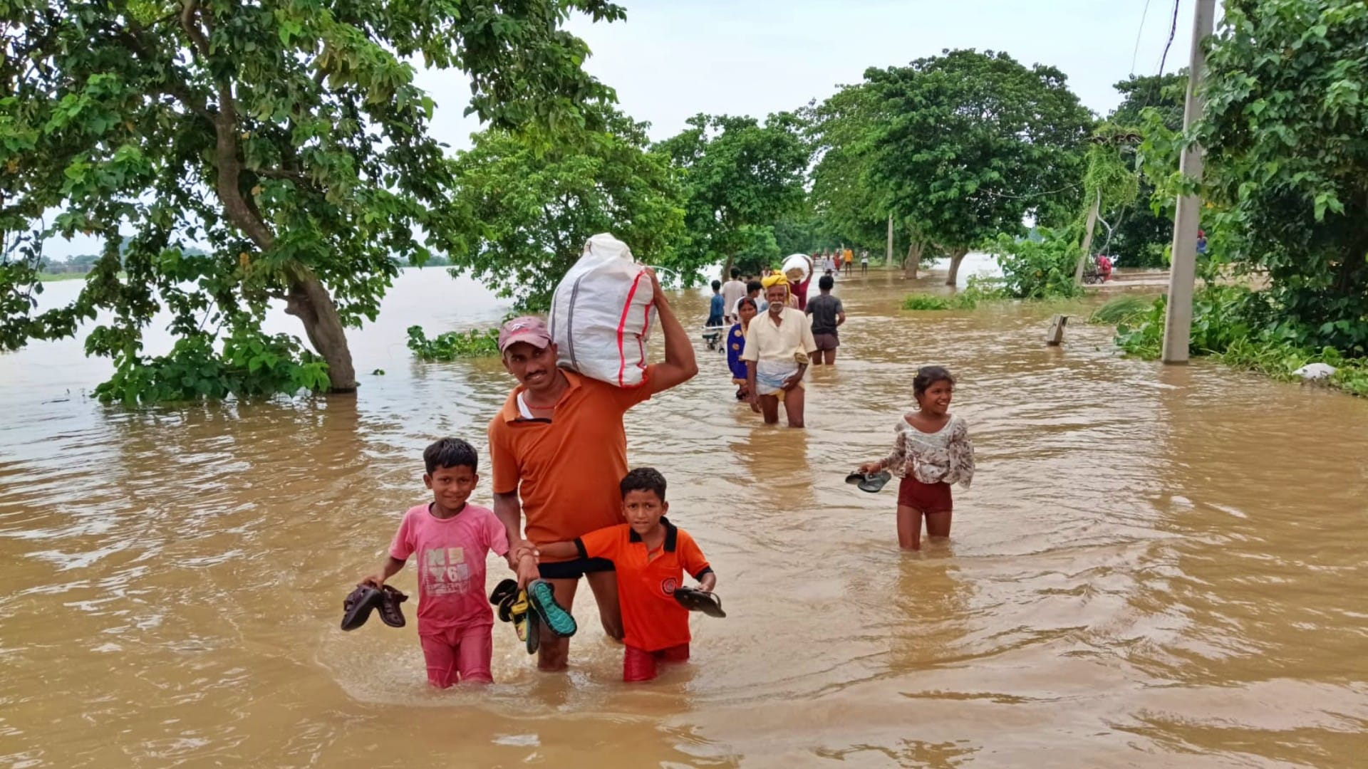 Bihar Flood:गंगा में बढ़ा जलस्तर, बाढ़ के पानी में पटना की छह ग्राम ...