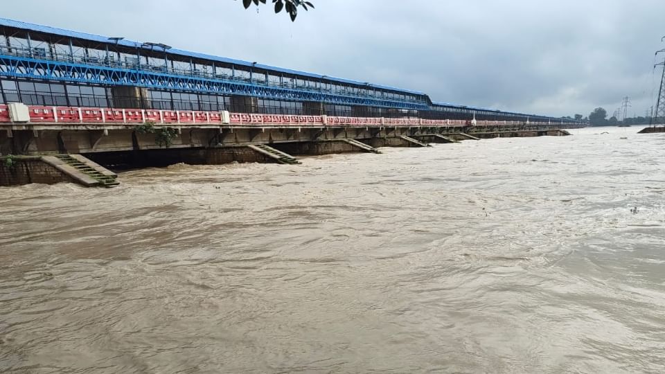 Ganga Flowing Above The Danger Mark At Narora Barrage In Bulandshahr ...