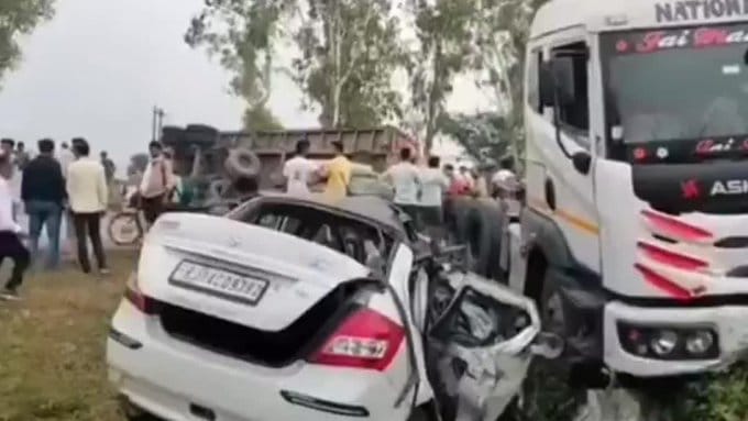 Accident News:दौसा में बेकाबू ट्रेलर ने डिवाइडर क्रॉस कर कार को मारी ...
