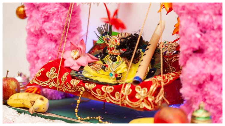 Janmashtami 2025:कृष्ण जन्माष्टमी पर घर पर लड्डू गोपाल की इन नियमों के ...
